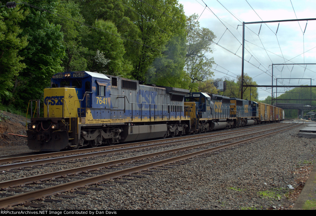 CSX C40-8 7641 leads Q418-07